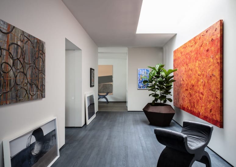 Thom Filicia Crafts a Moody Manhattan Apartment with a Head-Turning ...