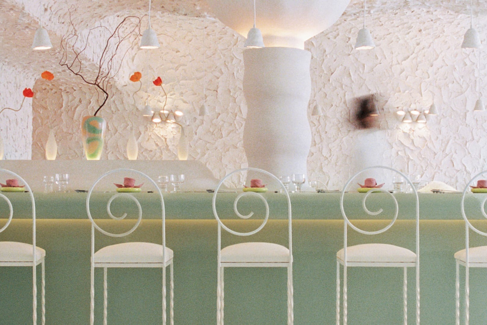 This Brilliant Los Angeles Raw Bar Evokes a Seaside Cavern - Galerie ...